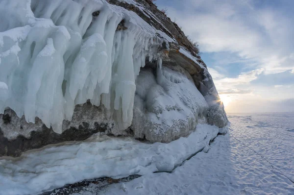Vista del lago Baikal en invierno, el lago de agua dulce más profundo y ...
