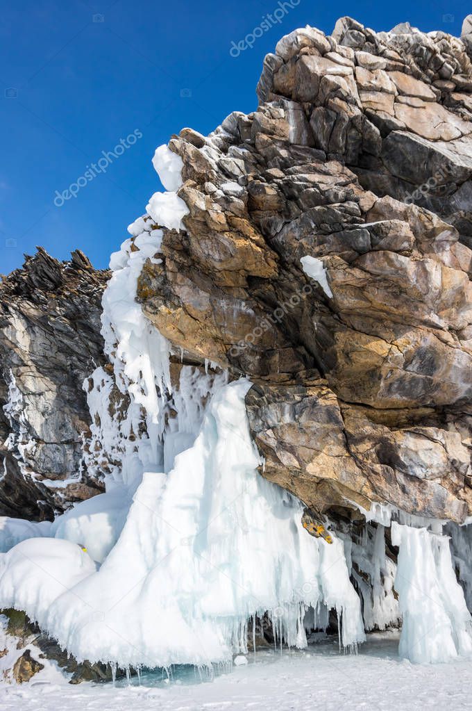 Vista del lago Baikal en invierno, el lago de agua dulce más profundo y ...