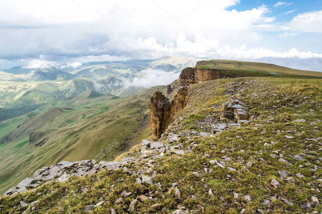 Vista panorámica de la meseta de Bermamyt en la República de Karachay-Cherkessia, Rusia 2024