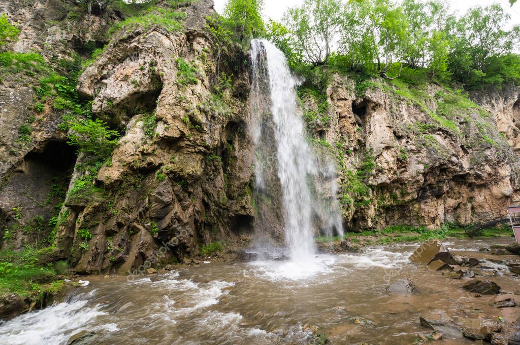 Cascadas de miel en las montañas del Cáucaso en la República de ...