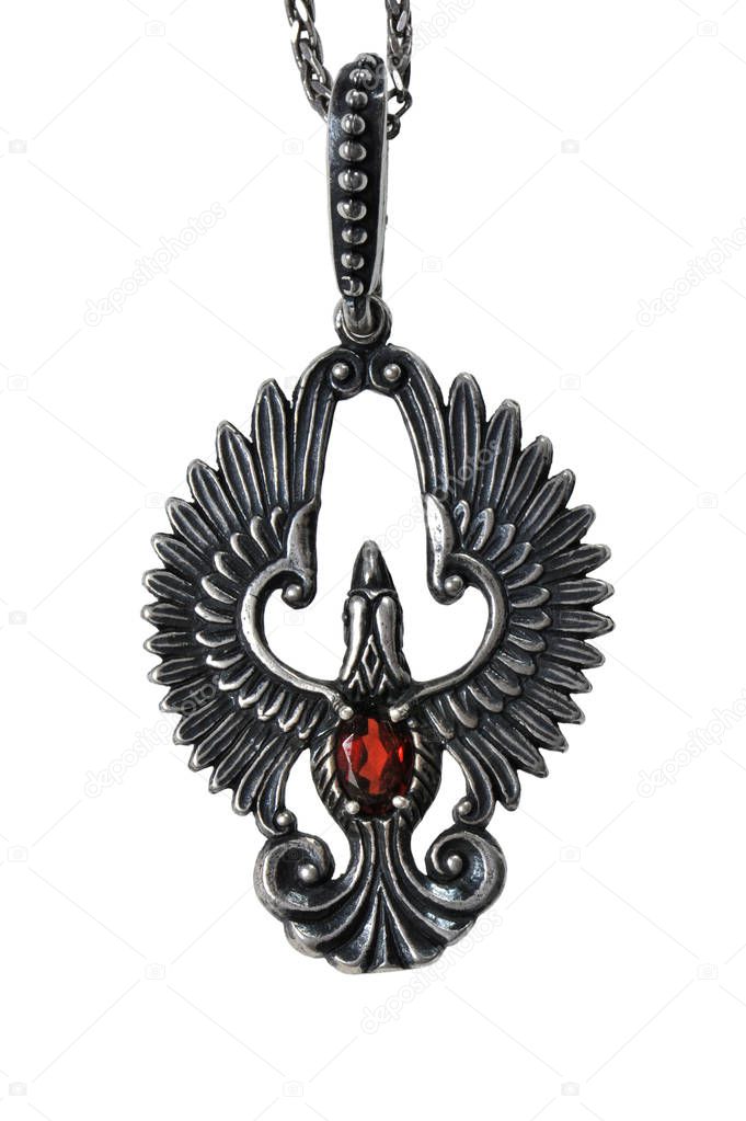 colgante en forma de halcón con una piedra granate aislada en blanco 2025