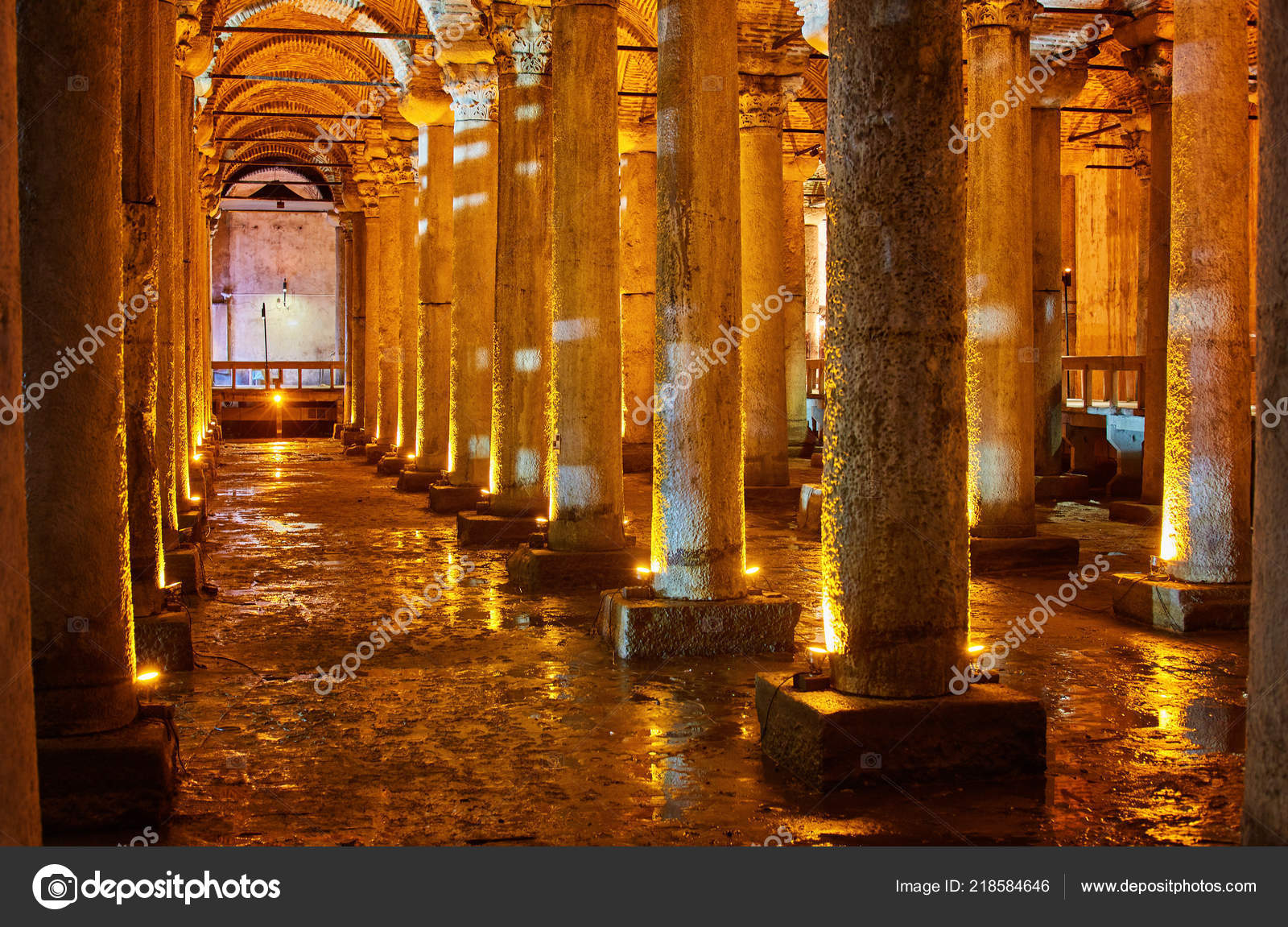 Underground Basilica Cistern Yerebatan Sarnici Istanbul Turkey Cistern ...