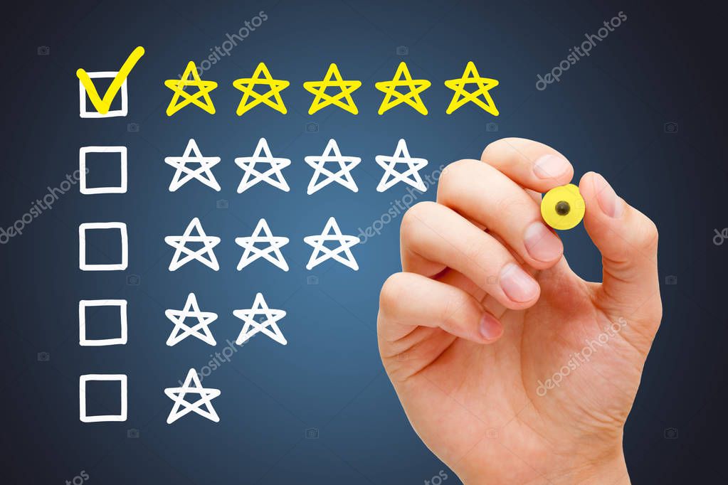 Cliente satisfecho poniendo marca de verificación amarilla con marcador ...