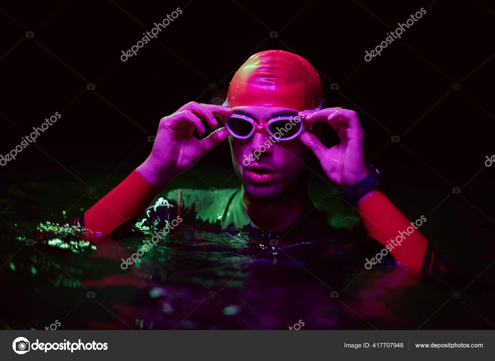 Auténtico nadador de triatleta teniendo un descanso durante el ...