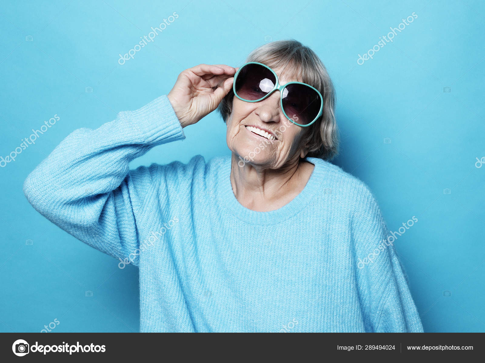 Estilo de vida, emoção e conceito de pessoas: Senhora idosa engraçada ...