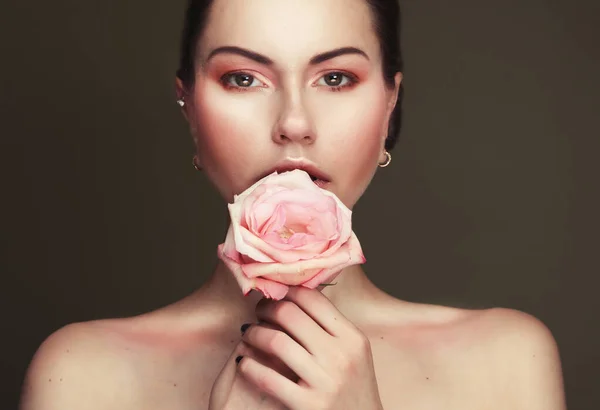 Mujer con una rosa fotos de stock, imágenes de Mujer con una rosa sin ...