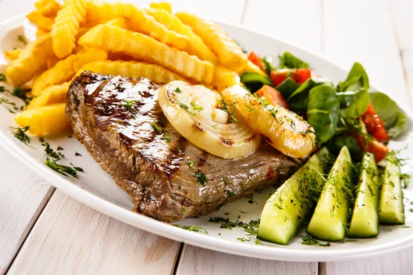 Carne asada con papas fritas, cebolla, pepino, tomate y albahaca 2024