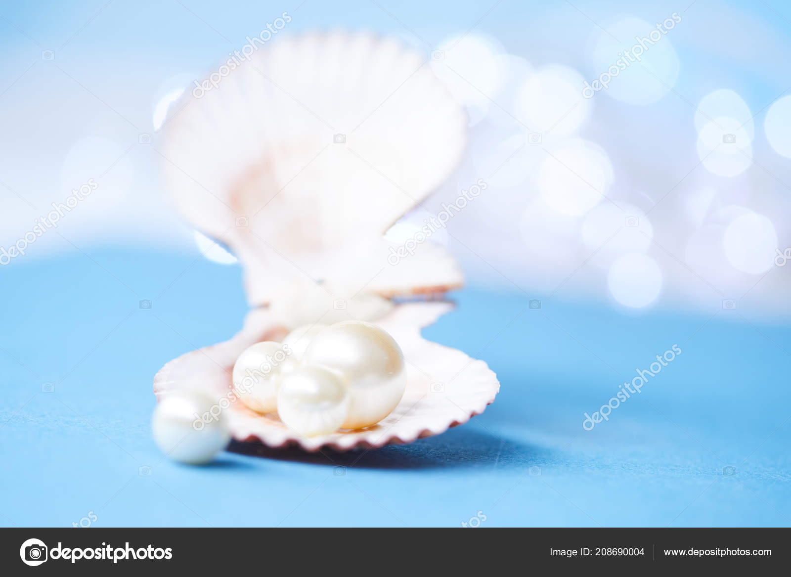 Pearls in open shell Stock Photo by ©strelok 208690004