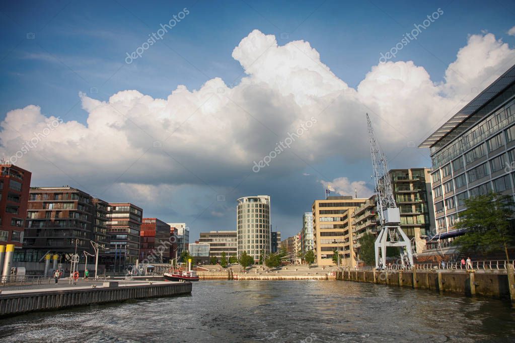 Hamburgo, Alemania - 28 de julio de 2014: Vista del barrio de Hafencity ...