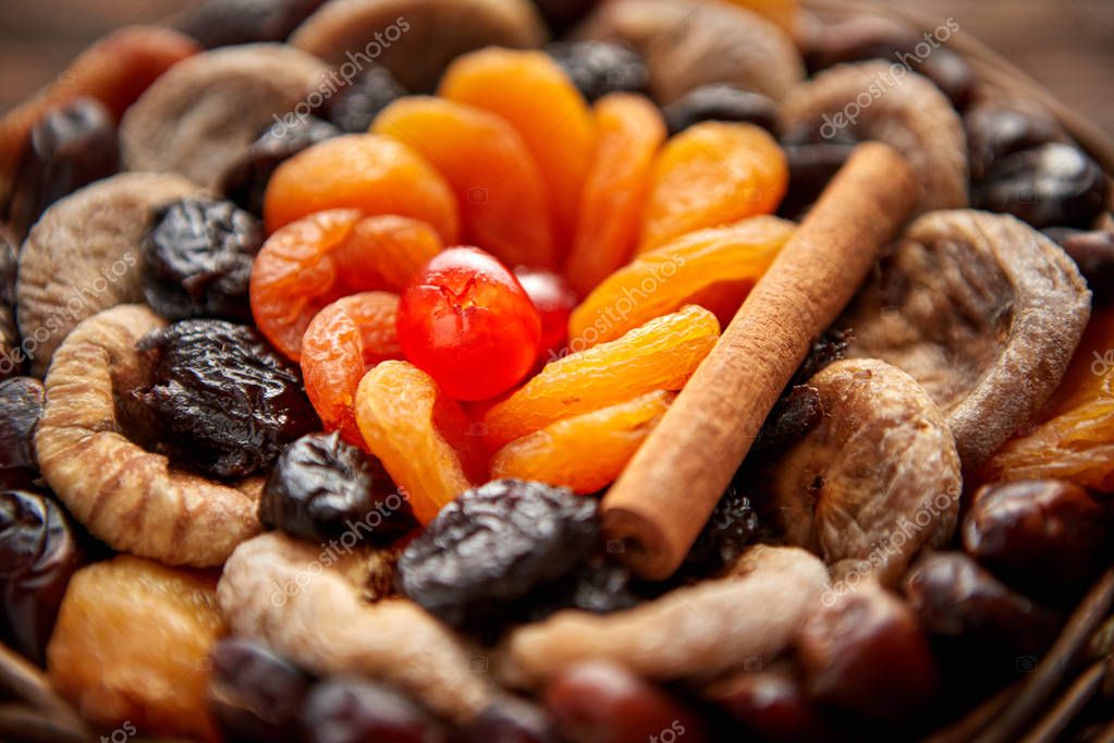 Mezcla de frutos secos en una pequeña canasta de mimbre sobre mesa de ...