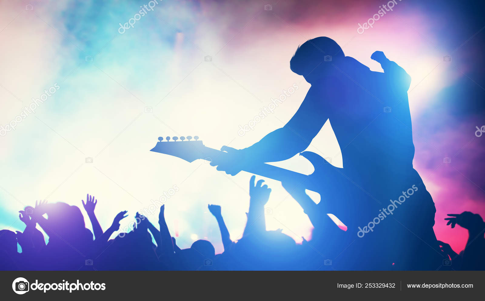 Silueta De Cantante En El Escenario Ni Txarango Ni Catarres, Un Grupo