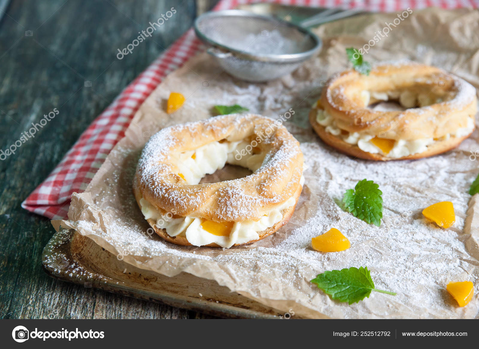 Eclair rings with a cream and canned peaches — Stock Photo © gorchichko ...