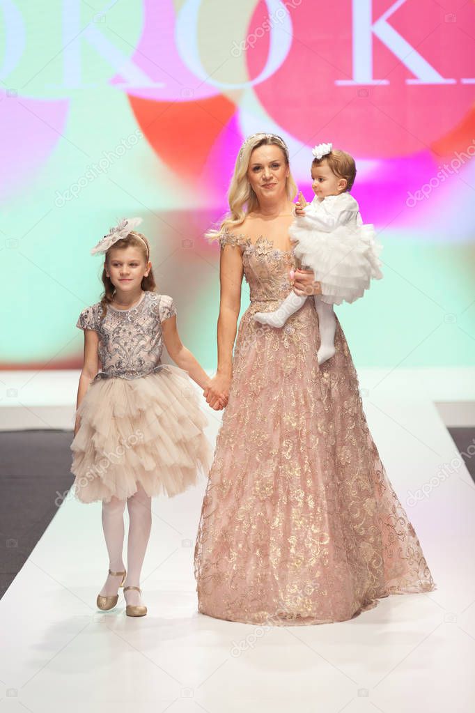 ZAGREB, CROACIA - 02 DE FEBRERO DE 2019: La cantante croata Ivana Maric ...