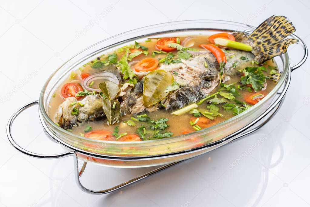 Perca marina al vapor frita en salsa de sopa de lima 2022