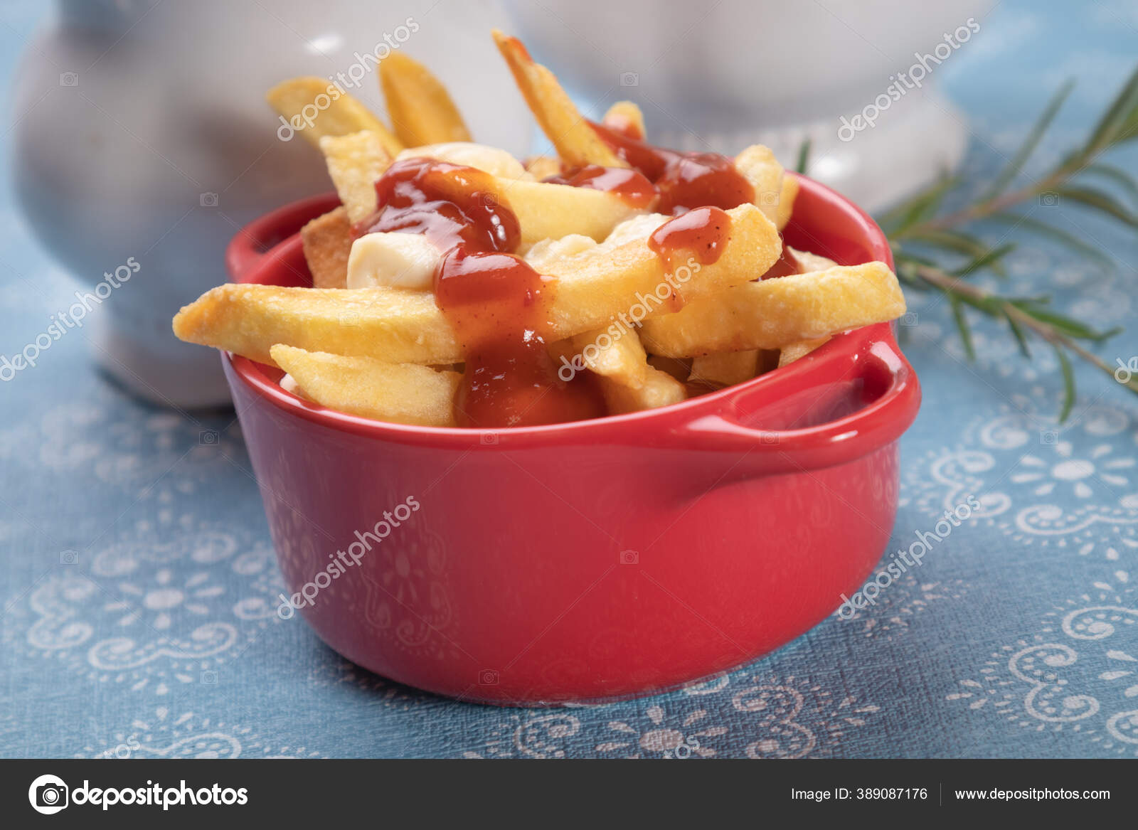 Poutine Canadiense Papas Fritas Con Queso Salsa Salsa — Foto de stock ...
