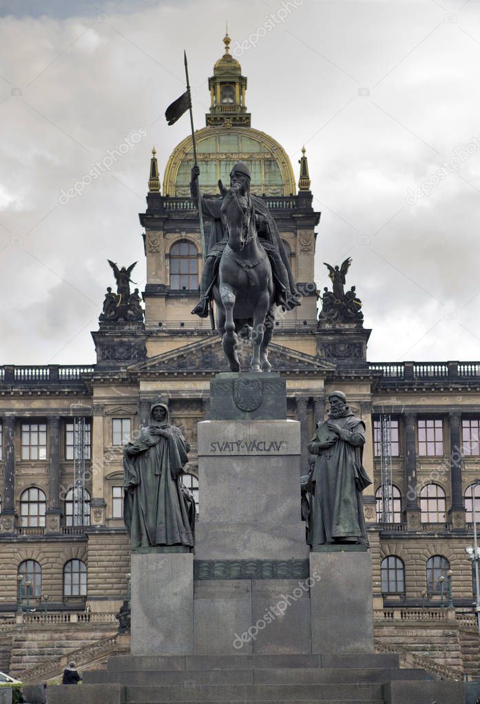 Estatua de San Wenceslao (Svaty Vaclav) en la plaza de Wenceslao frente ...