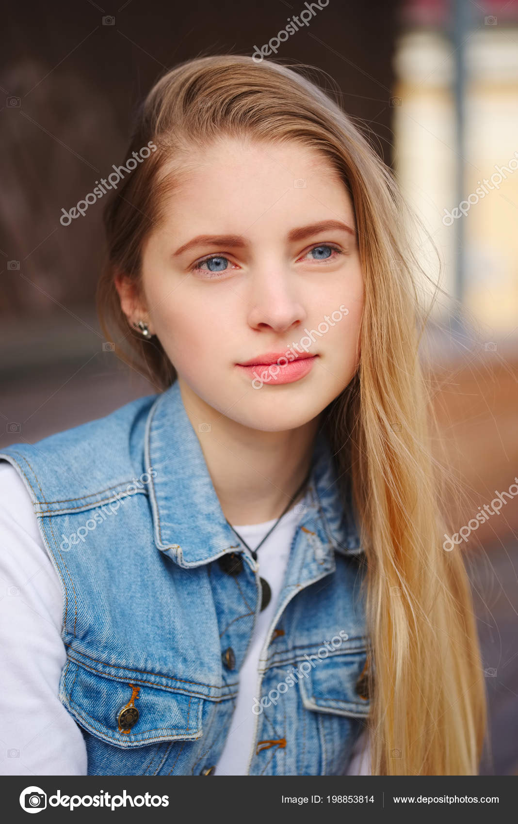 Schöne Blonde Mädchen Auf Der Straße Stockfoto © Ababaka 198853814