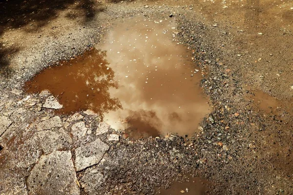 Imágenes de Bache con agua, fotos de Bache con agua sin royalties ...