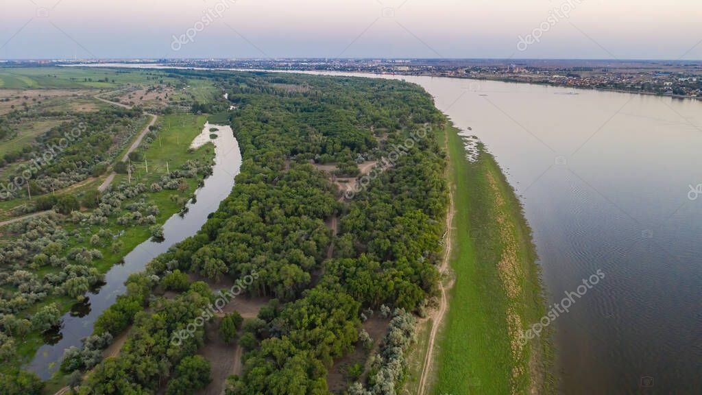 Panorama aéreo de los ríos de la región de Astracán en la primavera. Río Volga. 2022