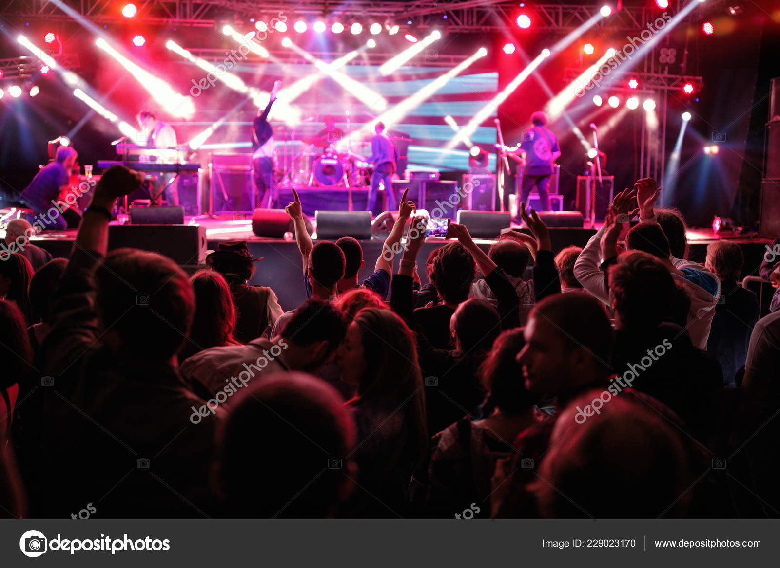 Multitud Levantando Las Manos Disfrutando Gran Festival Fondo Fiesta ...