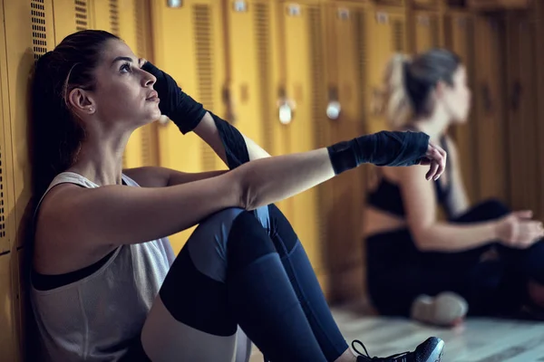 Chica haciendo ejercicio para los músculos del tríceps — Foto de stock ...