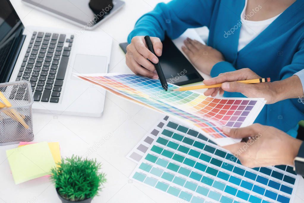 Equipo de Diseñador trabajando en la oficina. Equipo de reunión de ...