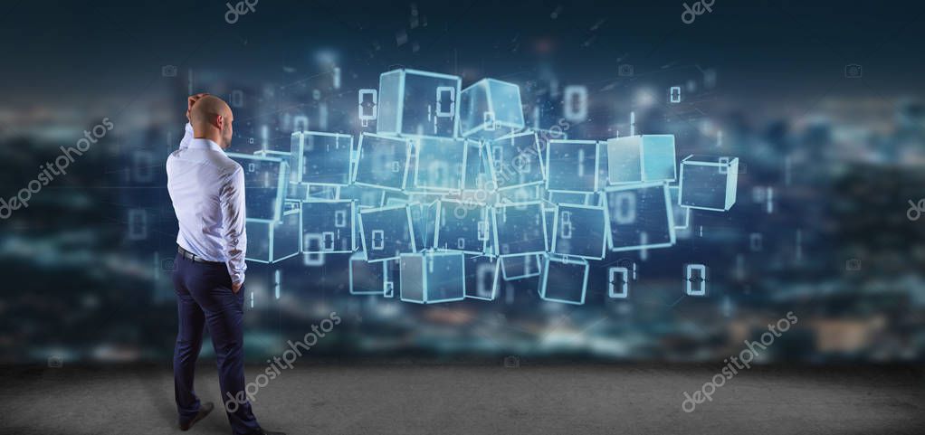 Vista de un Empresario frente a una Nube de Cubo blockchain y ...