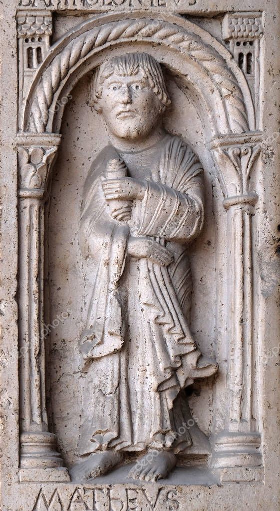 San Mateo apóstol, bajorrelieve por los seguidores de Wiligelmo ...