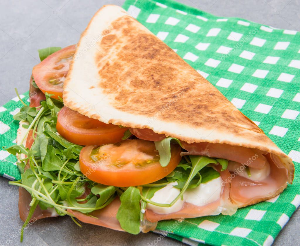 típica piadina romagnola con jamón, queso y cohete 2024