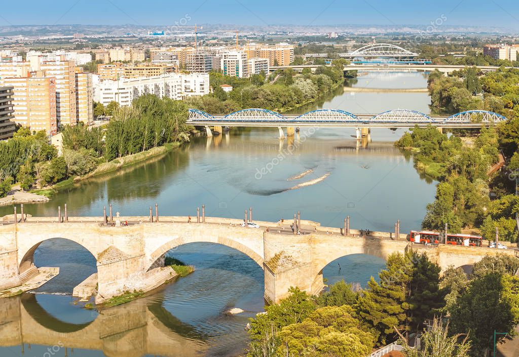 Vista aérea de la ciudad del río Ebro con puentes, desde la torre de la ...