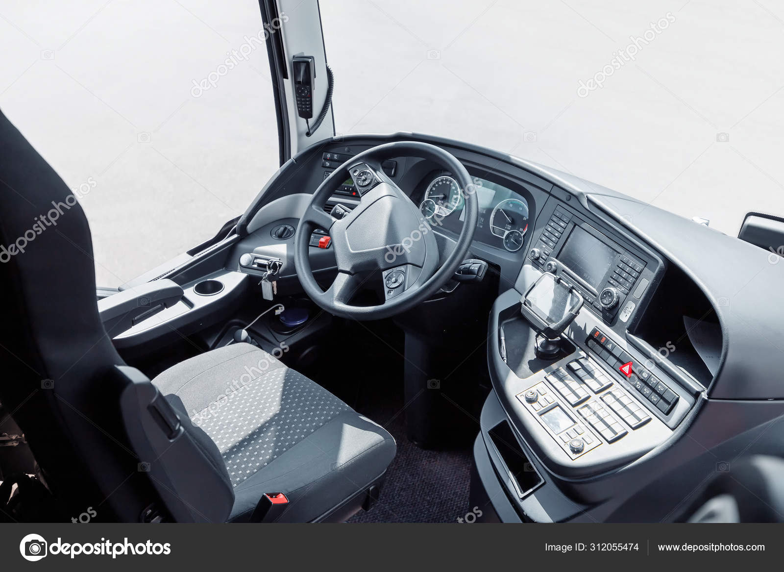 La cabina del conductor de un autobús con un volante y varios ...