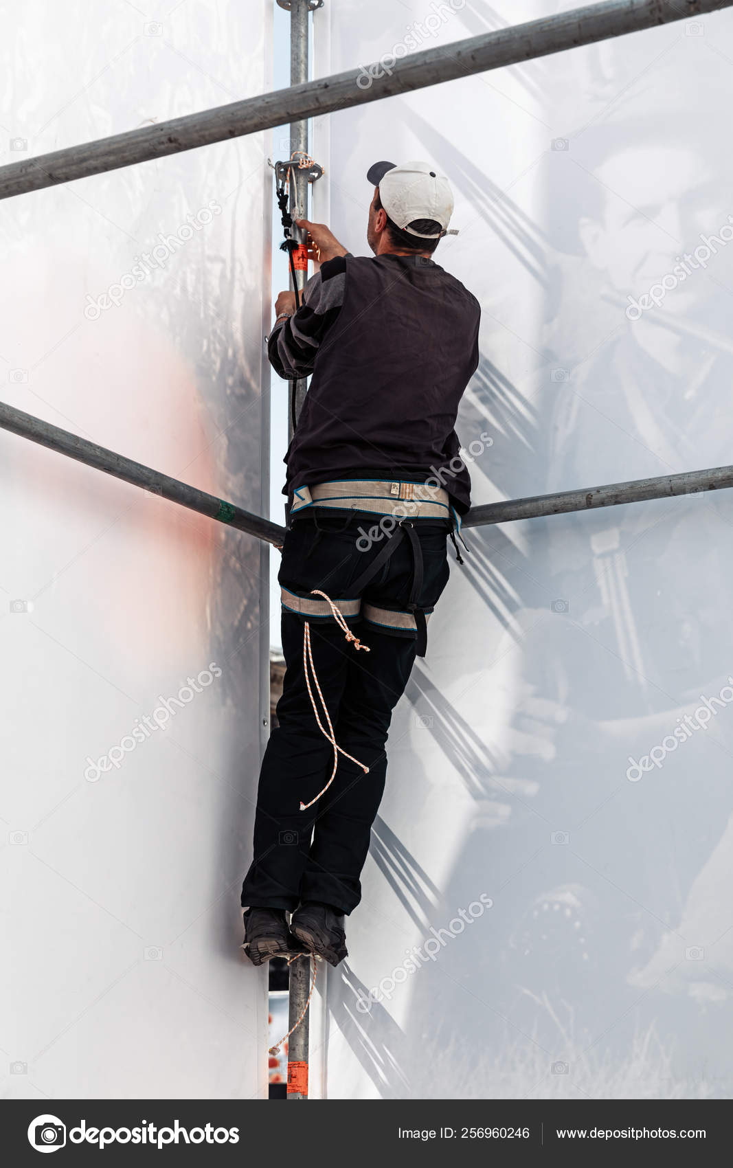 Worker prepares billboard to installing new advertisement – Stock ...