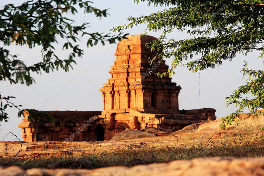 Vista a través del follaje del Templo de Shivalaya Superior en la cima ...