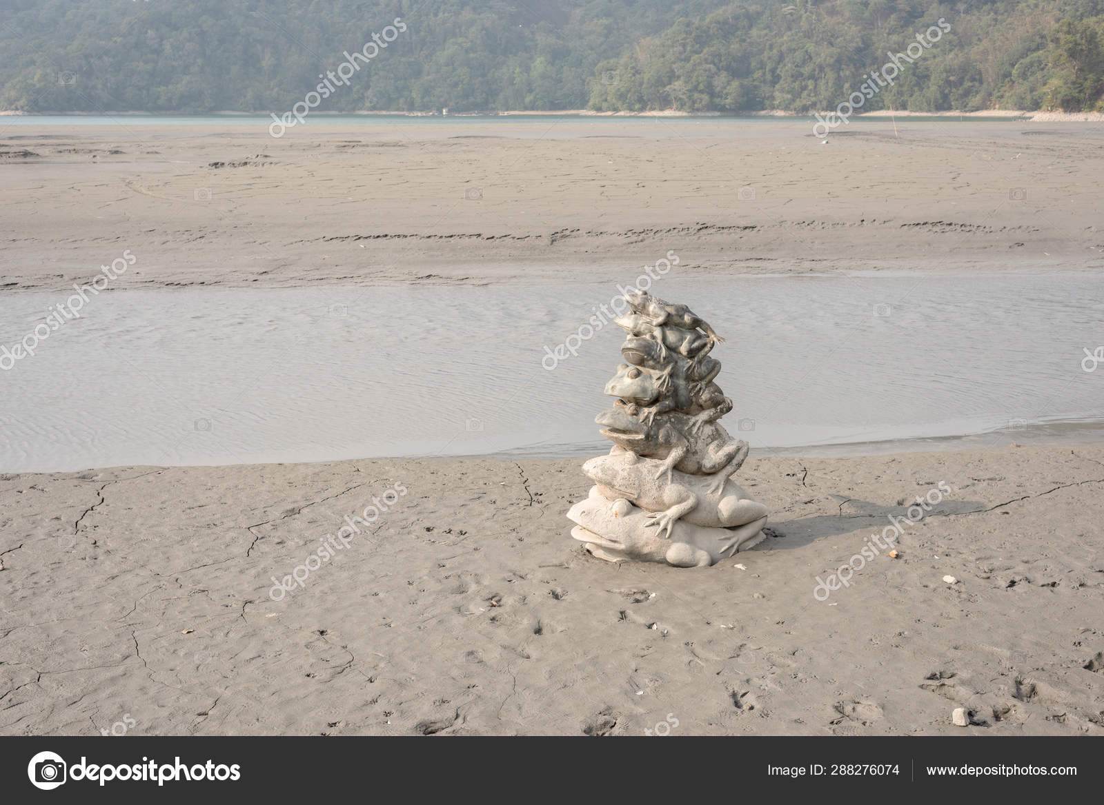 Nine Frog Statue stacks in Sun Moon Lake – Stock Editorial Photo ...