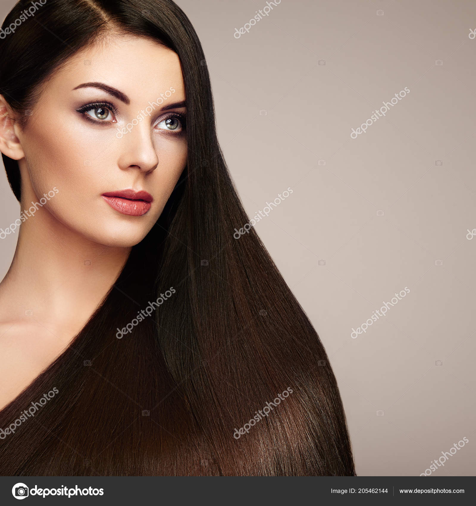 Hermosa Mujer Con Pelo Largo Suave Chica Con Maquillaje Perfecto — Foto de stock #205462144 ...