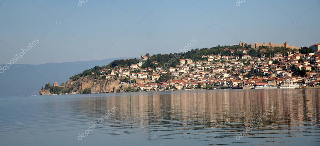 Ohrid, FYOR Macedonia - Panorama de Ohrid, temprano en la mañana ...