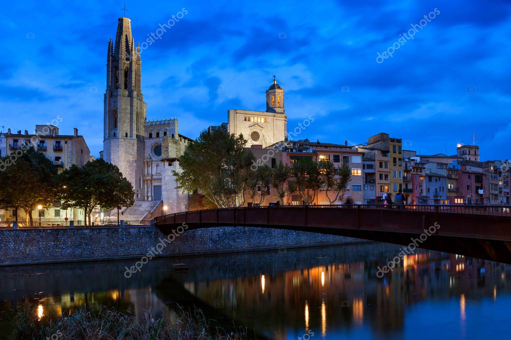 Ciudad de Girona Ciudad Vieja skyline por la noche con Basílica y ...