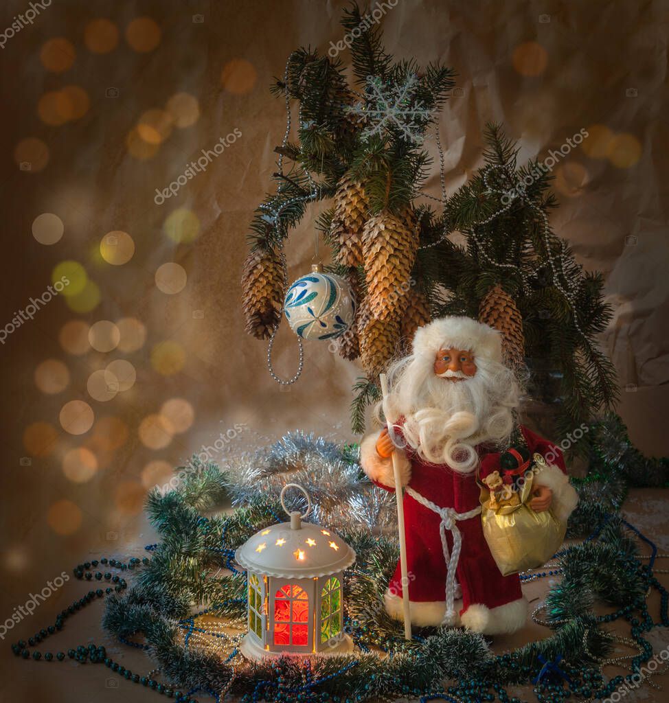 Toy Father Frost sobre un fondo de ramas de abeto con conos (productos ...