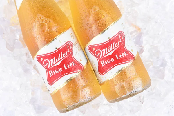 IRVINE, CA - 10 DE ABRIL DE 2017: Botellas Miller High Life sobre hielo ...