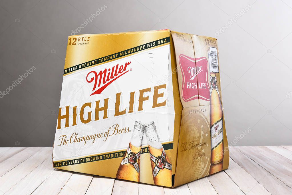 IRVINE, CALIFORNIA - 4 de diciembre de 2015: Miller High Life 12 ...
