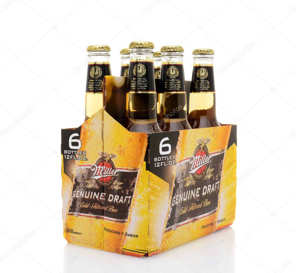 IRVINE, CA - 25 DE MAYO DE 2014: Un paquete de 6 Miller Genuine Draft ...