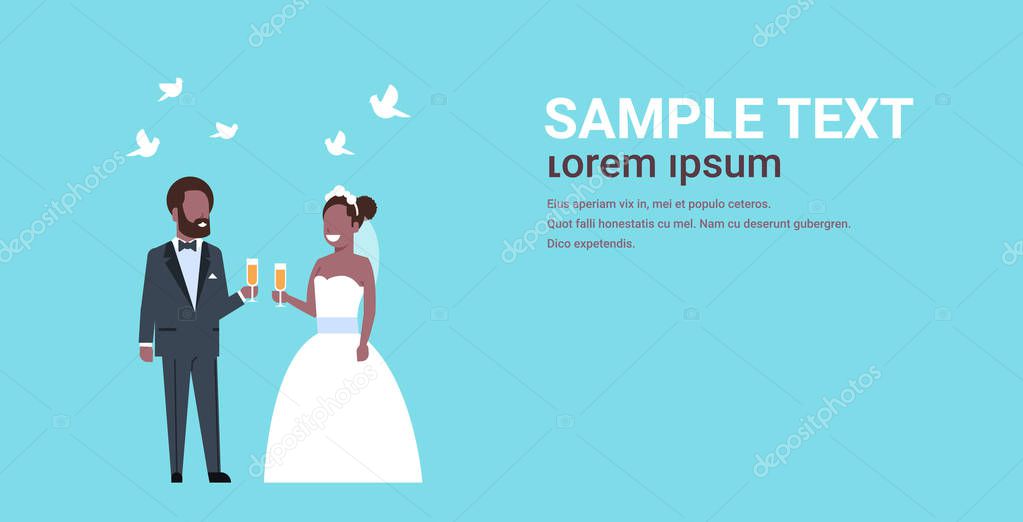 pareja afroamericana reci n casada de pie juntos novia y novio ...