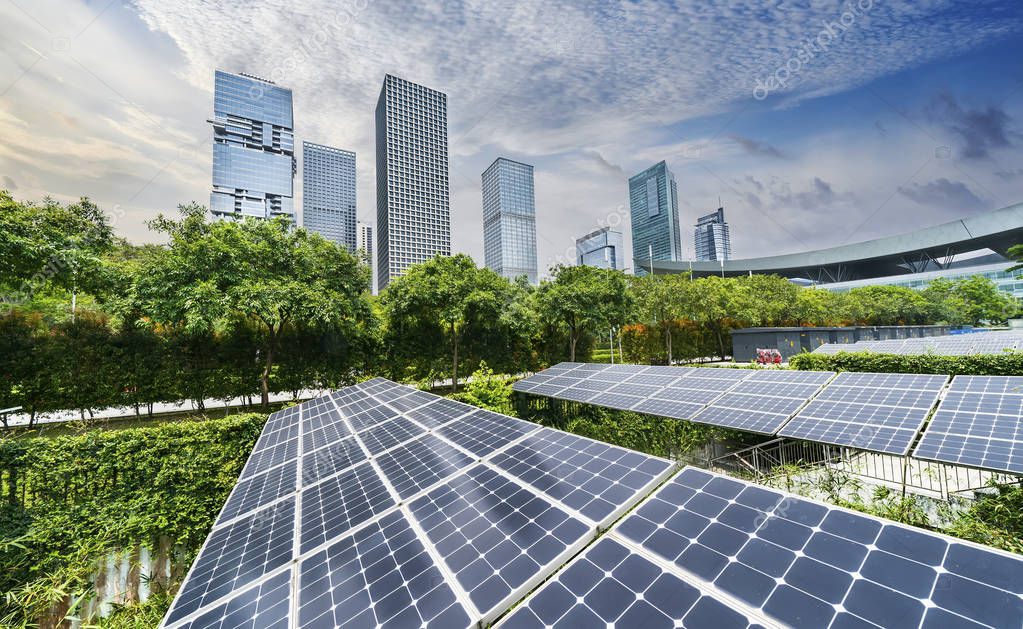 paneles solares con paisaje urbano de la ciudad moderna, energía ...