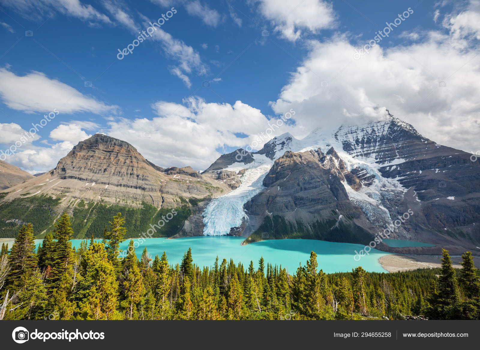 Beautiful Mount Robson Summer Season Canada — Stock Photo © kamchatka ...