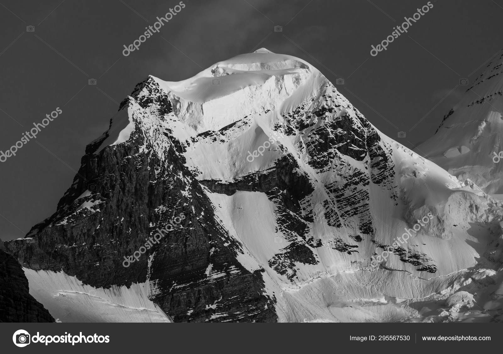 Beautiful Mount Robson Summer Season Canada — Stock Photo © kamchatka ...