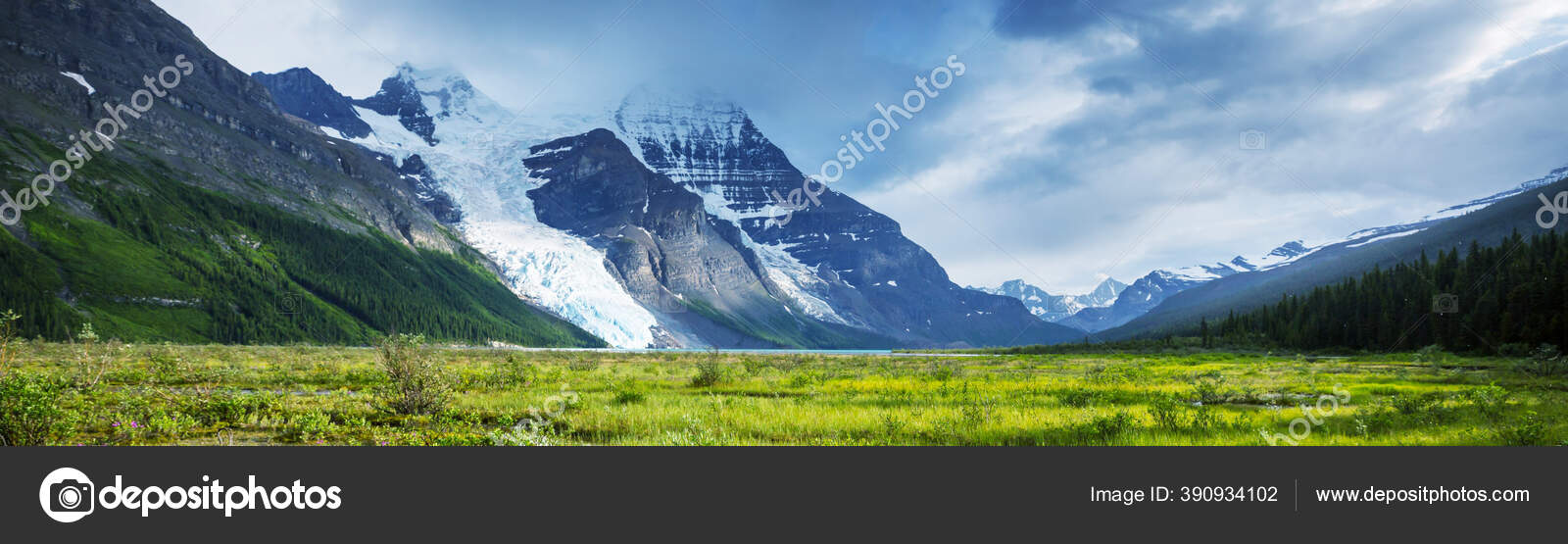 Beautiful Mount Robson Summer Season Canada — Stock Photo © kamchatka ...
