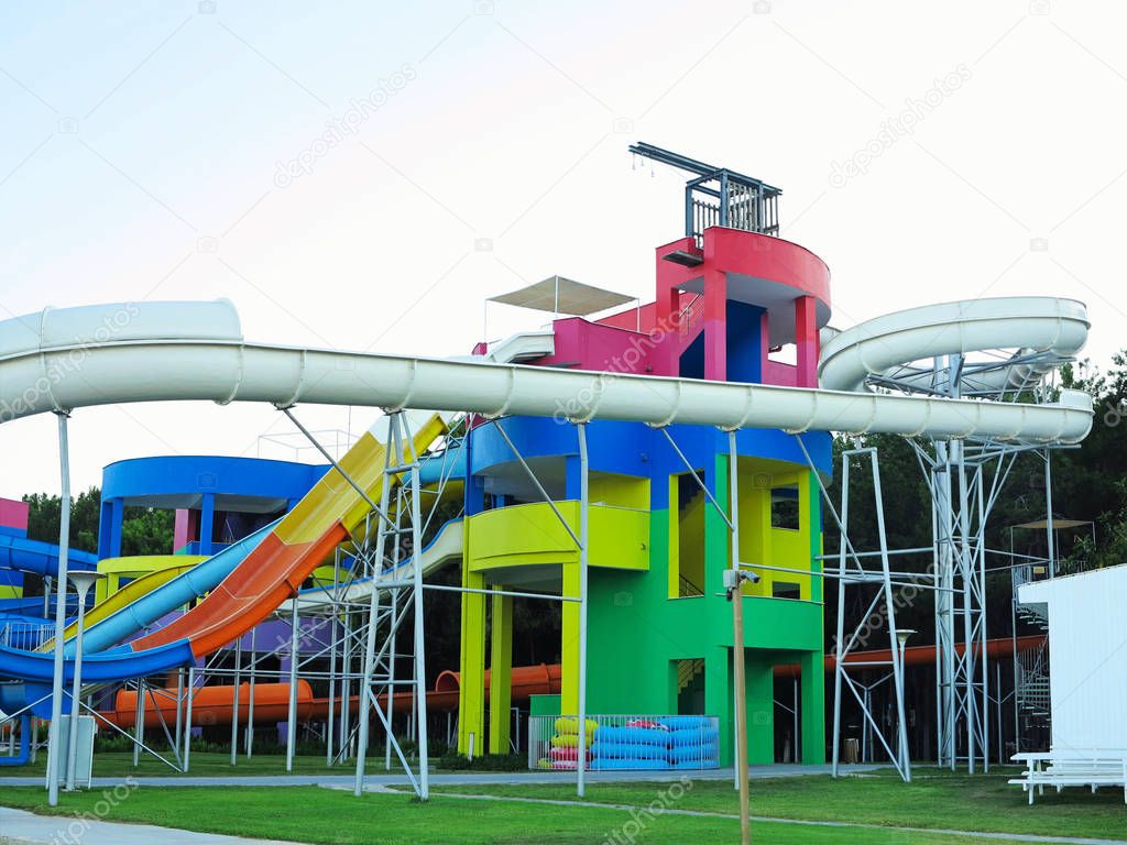 Estructuras metálicas para toboganes acuáticos en el parque acuático 2024
