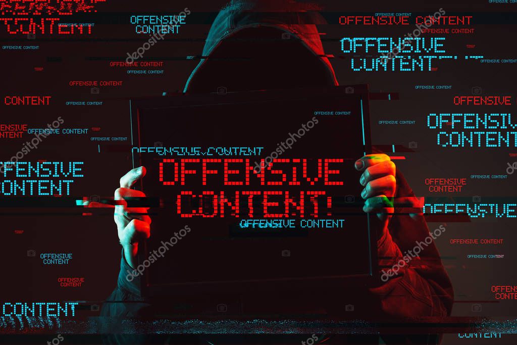 Concepto de contenido ofensivo con persona masculina encapuchada sin ...