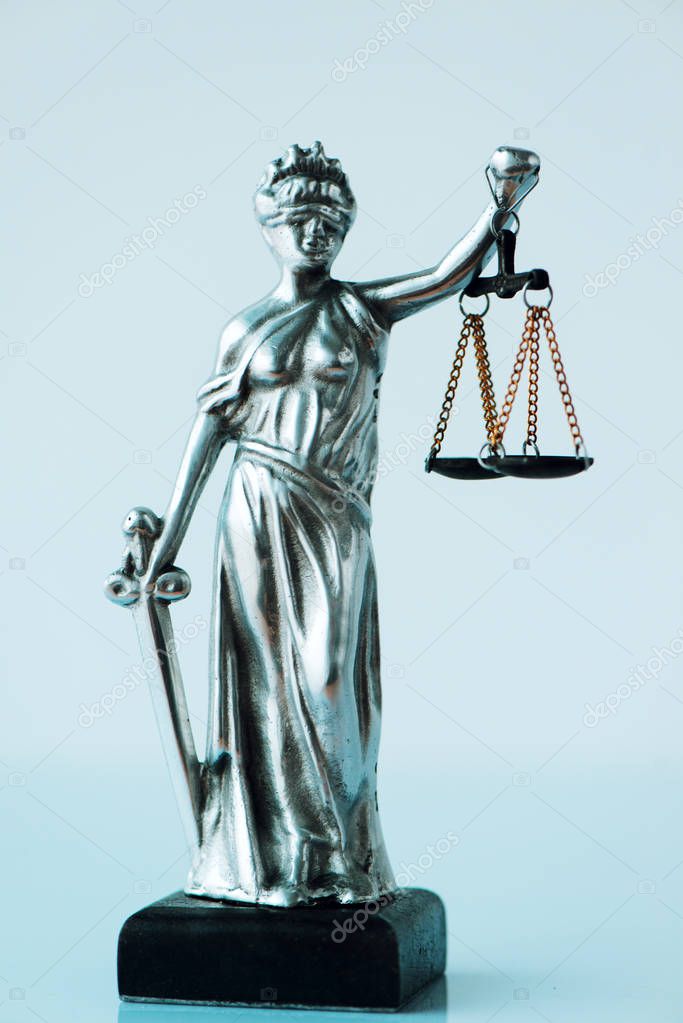 Estatua de Lady Justice en la oficina de abogados. Figura con los ojos ...