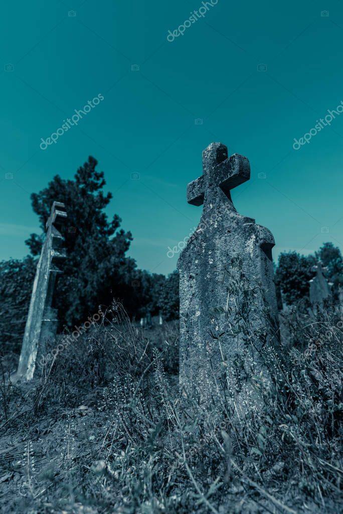 Antigua lápida de cruz en el cementerio, imagen atmosférica ...